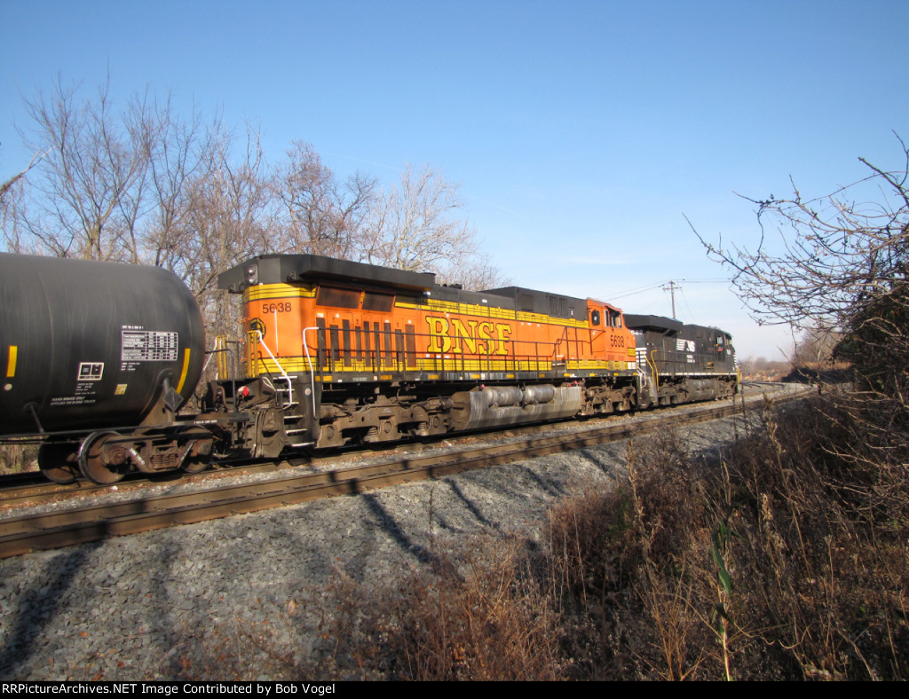 BNSF 5638 and NS 7628